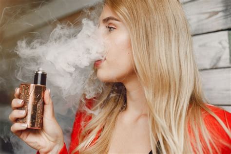 Free Photo Stylish Young Girl In A City With Vape