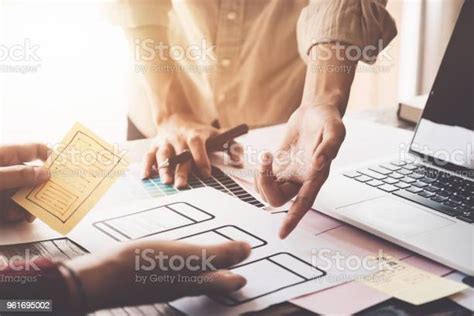 그룹에 대 한 작가 회의의 사무실그래픽 디자인 개념에서 웹 디자인에 대 한 토론 개념에 대한 스톡 사진 및 기타 이미지 개념