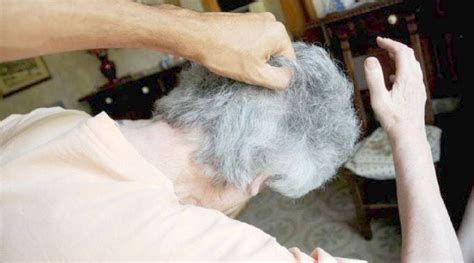 Picchia La Madre Anziana E Le Strappa Intere Ciocche Di Capelli Arrestato