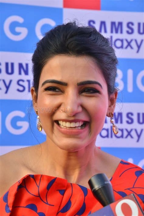 Actress Samantha Stills At Samsung S E Mobile Launch Kollywood Zone