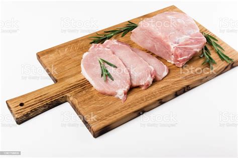 나무 판에 로즈마리와 함께 고기 슬라이스 원시 돼지 고기 흰색 배경입니다 0명에 대한 스톡 사진 및 기타 이미지 0명