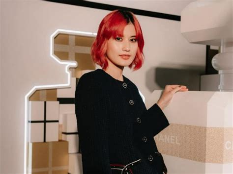 橋本愛、赤髪×シャネルの格好いい姿に絶賛の声！ 「強いメイクもいい」「あまりの美しさに言葉を失ってます」22 All About ニュース