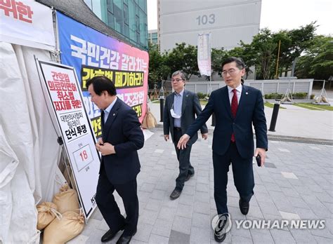 릴레이 단식농성장 찾은 이필수 의협 회장 연합뉴스