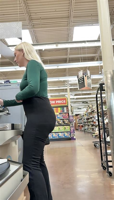 Blonde Pawg Bubble Ass Bombshell Vpl Spandex Leggings And Yoga Pants