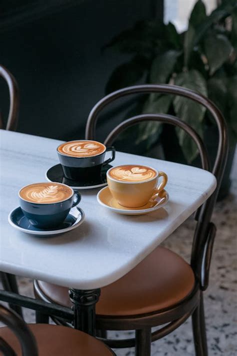 Froth Art 갓 양조 거품 예술 꾸미다양조하다 대리석 테이블 도시 카페 따뜻한 음료 라떼 라떼 아트