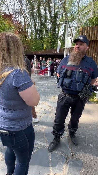 Elle Critique Les Costumes De La Police Youtube