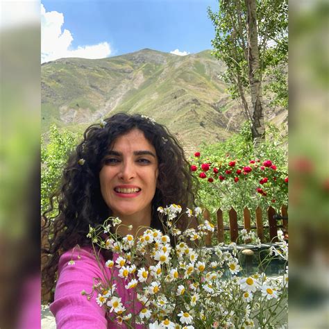 من به سیبی خوشنودم، و به بوییدنِ یک بوته ی بابونه پرده را برداریم