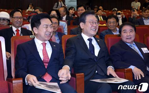 손 잡고 대화 나누는 김기현·이재명 네이트 뉴스