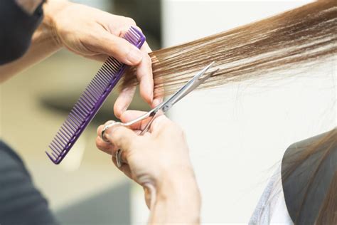 ヘアメイクアーティストになるには美容師の資格が必要！なり方や仕事内容・気になる給料事情を紹介 ベルエポック美容専門学校｜東京・原宿