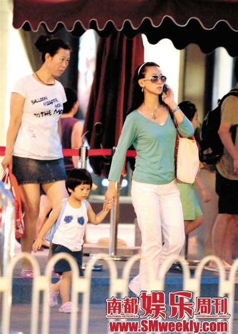翁虹携女出街显慈母本色 老公改名为生儿子图影音娱乐新浪网