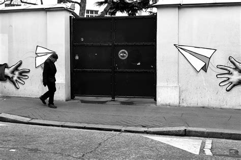 배경 화면 검은 단색화 창문 그림자 벽 도로 사진술 종이 거리 미술 비행기 하부 구조 각도 검정색과 흰색 남자 스트리트 뷰 아니 레 블랑