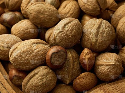 一堆核桃榛子特写