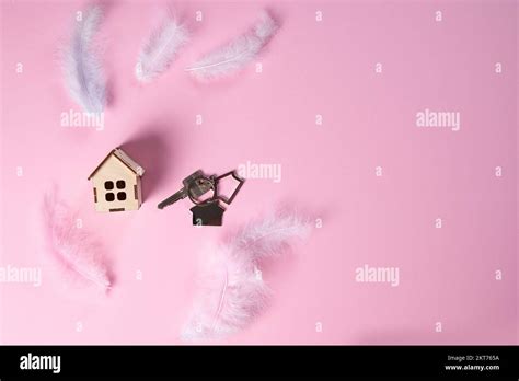 Une Maison En Bois Et Les Touches Sur Un Fond Rose Pastel Avec Des