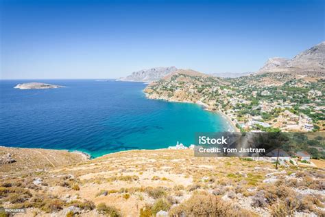 칼 림 노스 섬도 데 칸 느 그리스의 지중해 녹색 계곡에 작은 그리스 마의 마을에 위치한 바다를 놀라운 플레이와 풍경을 밝은