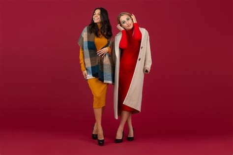 Dos Mujeres Elegantes En Vestido De Moda Otoño Invierno Y Abrigo