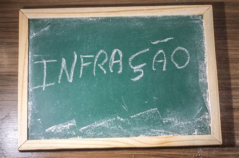 흰색 분필로 포르투갈어로 쓰여진 위반이라는 단어가있는 녹색 칠판 0명에 대한 스톡 사진 및 기타 이미지 0명 가능한 개념