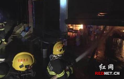 小超市深夜起火零陵消防奋力扑救超市消防队员卷闸门新浪新闻