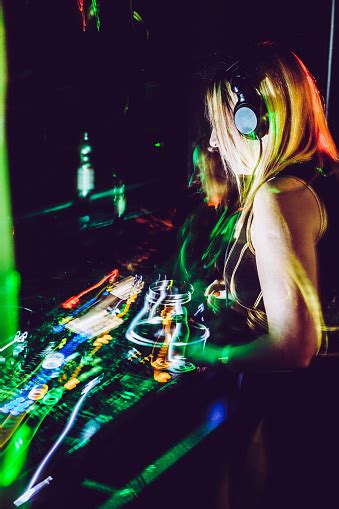 테크노 파티에서 음악을 믹싱 하는 여성 Dj 아티스트 25 29세에 대한 스톡 사진 및 기타 이미지 25 29세 Dj