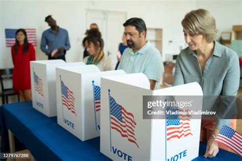 Voting Queue Photos And Premium High Res Pictures Getty Images