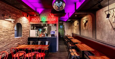 술집 화려한 네온사인으로 통통 튀는 술집 인테리어 인테리어베이 상업공간