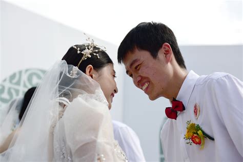 【人民网】50对校友伉俪重返校园举行集体婚礼 华东交通大学