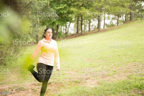 1 라틴어 하 강의 여자 동네 공원에서 실행 하기 전에 뻗어 있습니다 20 29세에 대한 스톡 사진 및 기타 이미지 20