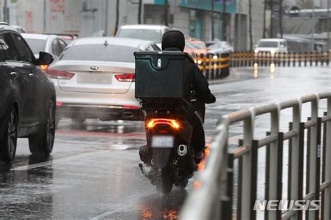 날씨 토요일 하늘 곳곳 소나기·돌풍·우박·황사