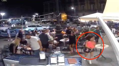 Sparatoria in centro città mamme in fuga con i bambini in braccio Poteva essere una strage