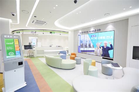 신한은행 금융권 첫 시니어 맞춤 디지털 영업점