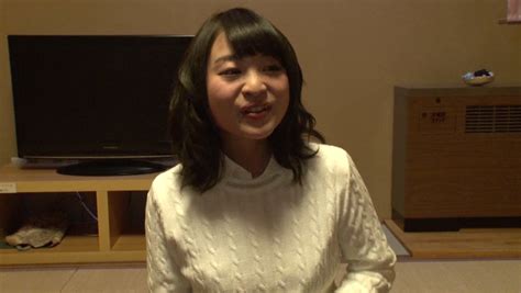 春休み中の素人女子大生応援企画！温泉旅館で60分間限定の高額アルバイト なんと時給100万円！ちぽ挿れっぱなし仲居さん体験 恥じらう素人娘は一般客にバレないようにイキ我慢接客出来るのか