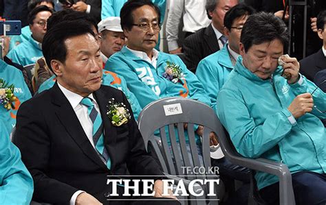 Tf사진관 손학규 불출마 출마 불출마 민망한 미소 포토 기사 더팩트