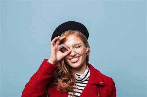 身穿黑色贝雷帽和红色夹克的漂亮微笑女孩的特写高清图片下载 正版图片505809580 摄图网