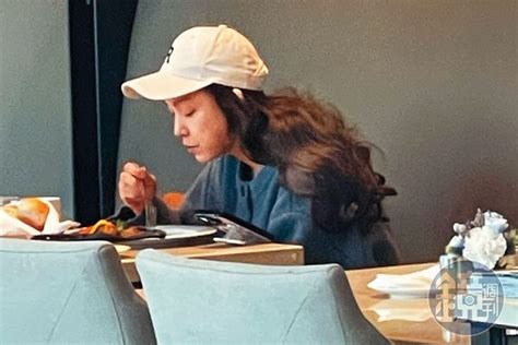 黑人范瑋琪爆離婚「私下少對話互動曝光」！ 低頭滑手機全被拍
