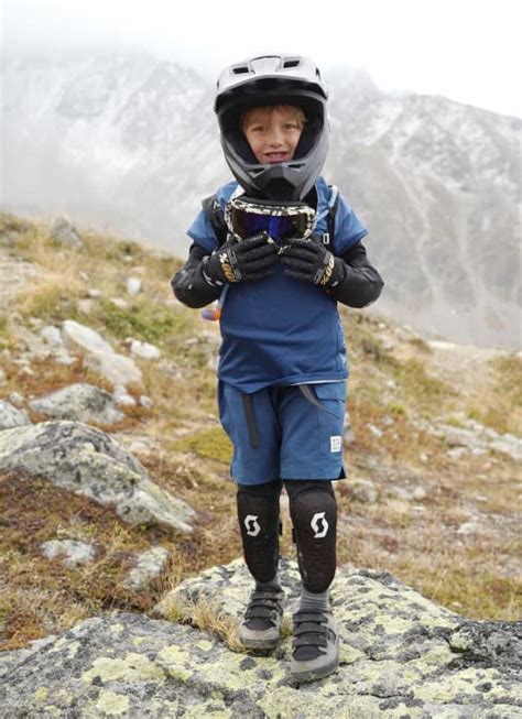 MTB Bekleidung und Ausrüstung Coole Bike Klamotten für Kinder BIKE