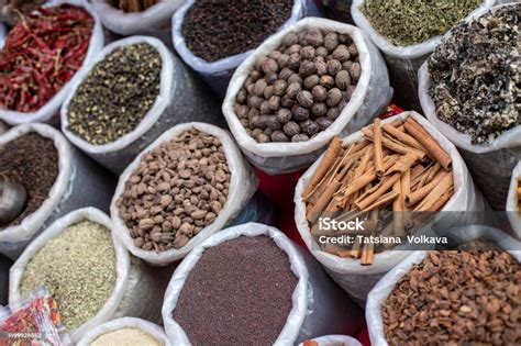 고아 상거래에서 다양한 향신료 조미료 및 향료 지상 전체 설탕 및 불타는 조미료 판매 중 시장 소매점에 대한 스톡 사진 및 기타 이미지 Istock