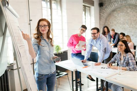 사무실에서 함께 일하는 창의적인 젊은 사업가와 건축가 사진 Unsplash의 토론 이미지
