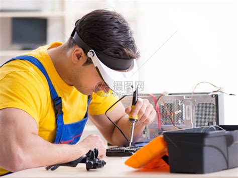 硬盘维修和数据恢复专家在实验室高清图片下载 正版图片506647249 摄图网