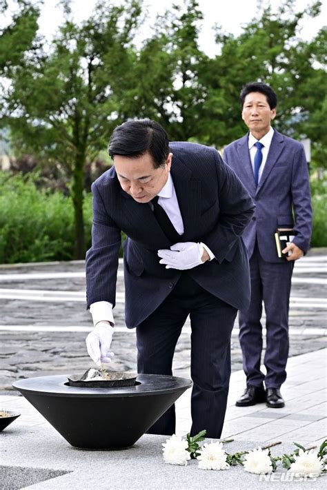 권양숙 여사 김두관 만나 나서는 모습이 민주당으로서도 좋을 것