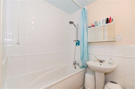 Top Floor 1 Bedroom Flat To Let In E16 The Online Letting Agents Ltd