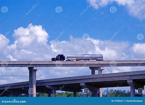 Camion Citerne Aspirateur Sur La Passerelle Image Stock Image Du