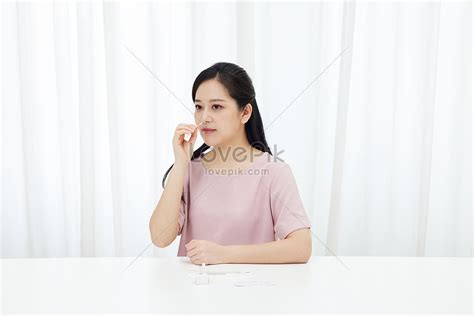 집에서 항원 코 면봉을 가진 가정의 여성 사진 무료 다운로드 Lovepik
