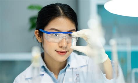 Premium Photo Women Working In The Laboratory