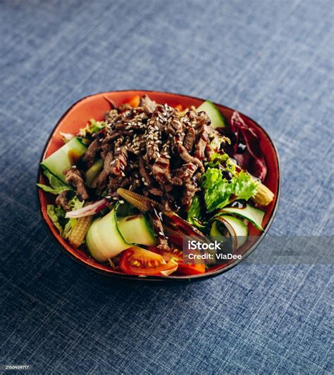 쇠고기 고기와 야채를 접시에 담은 샐러드 아시아 요리 맛있고 건강한 음식 메뉴 사진입니다 Washoku에 대한 스톡 사진 및