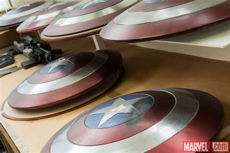 『アベンジャーズ／エイジ・オブ・ウルトロン』より11枚の場面＆メイキング写真