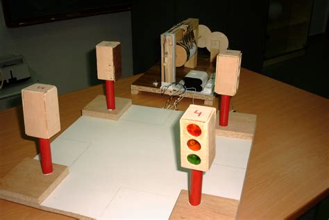 Tecnología escolar E S O PROYECTO Semáforo con bote progr