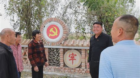 2020年，外出十余年的夏大朋，看到家乡发展的瓶颈，也意识到乡村发展需要青年的力量，他选择回到家乡。他说，这既是选择，也是传承。