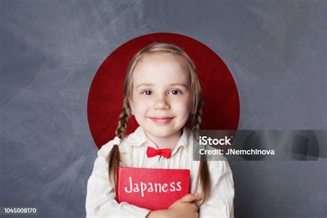 일본 국기 배경에 책 행복 한 스마트 아이 소녀 학습 일본어 개발에 대한 스톡 사진 및 기타 이미지 개발 고등학교 이하 공부 Istock