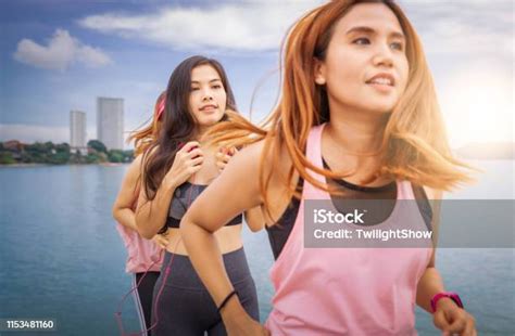 아시아 여자와 친구 들의 그룹은 행복 해변에서 운동을 조깅 3 명에 대한 스톡 사진 및 기타 이미지 3 명 가냘픈 가족