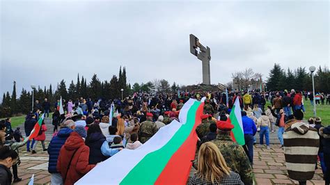 Хиляди старозагорци пренесоха 300 метровото национално знаме на 3 март