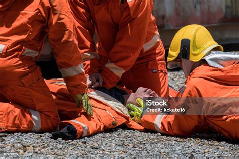 직장에서의 응급 처치 지원 사고 화재와 연기에서 소녀를 구하는 소방관 구조 팀이나 소방관은 화재로부터 생명을 구합니다 소방관 또는 응급 팀 구조 생명을 구하는 사람들 4